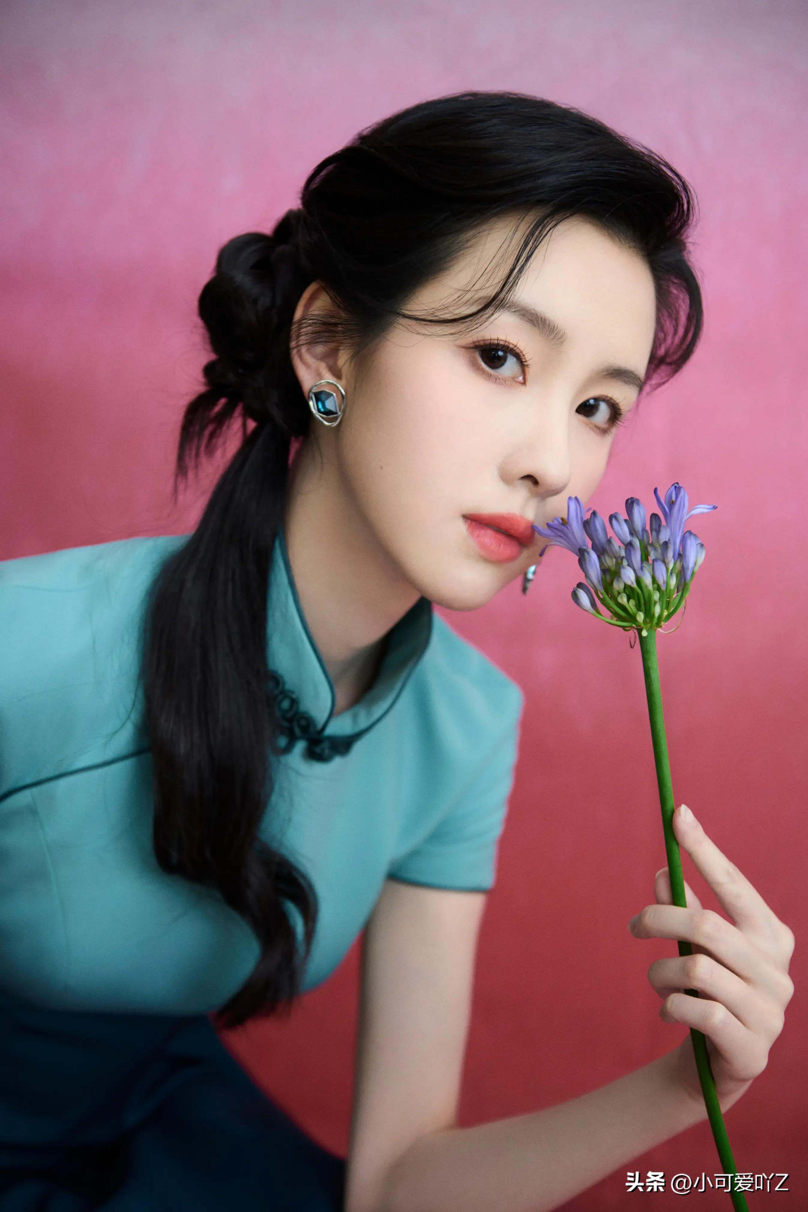 Chen Duling, blue gradient dress, green fan looking forward, fragrant ...