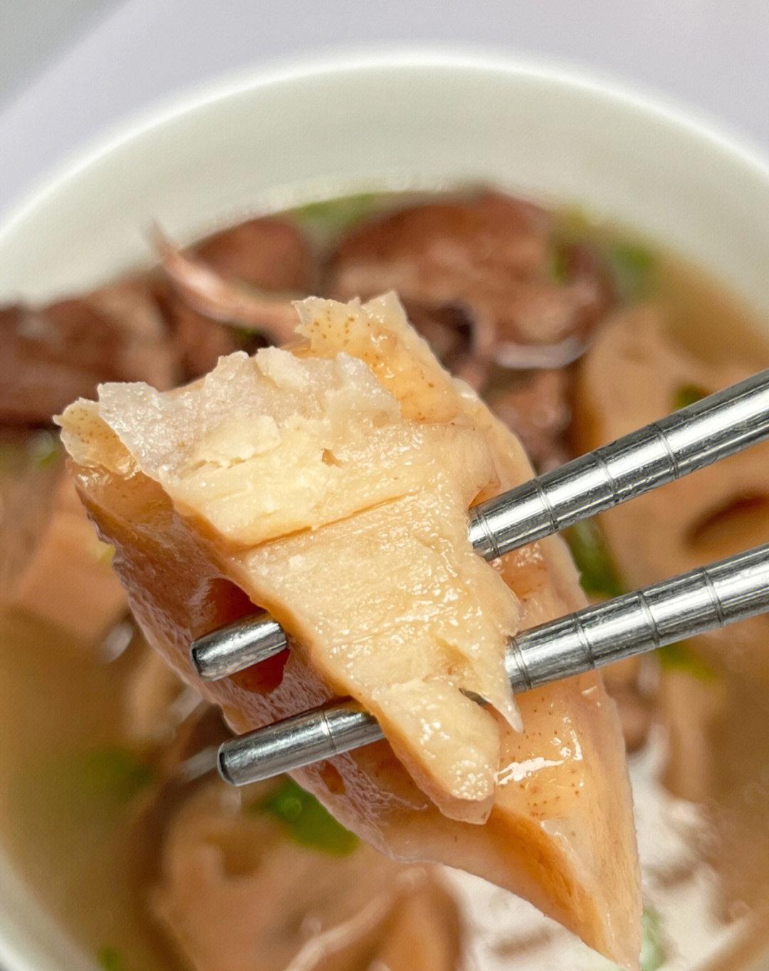 The delicious lotus root cuttlefish pork bone soup is rich in nutrition ...