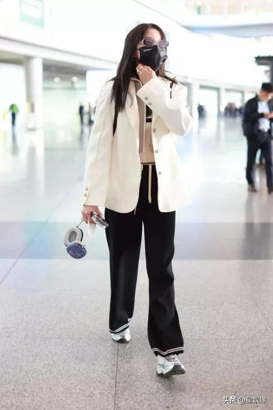 Lin Xiaozhai is wearing a white suit + black sweatpants + sneakers ...