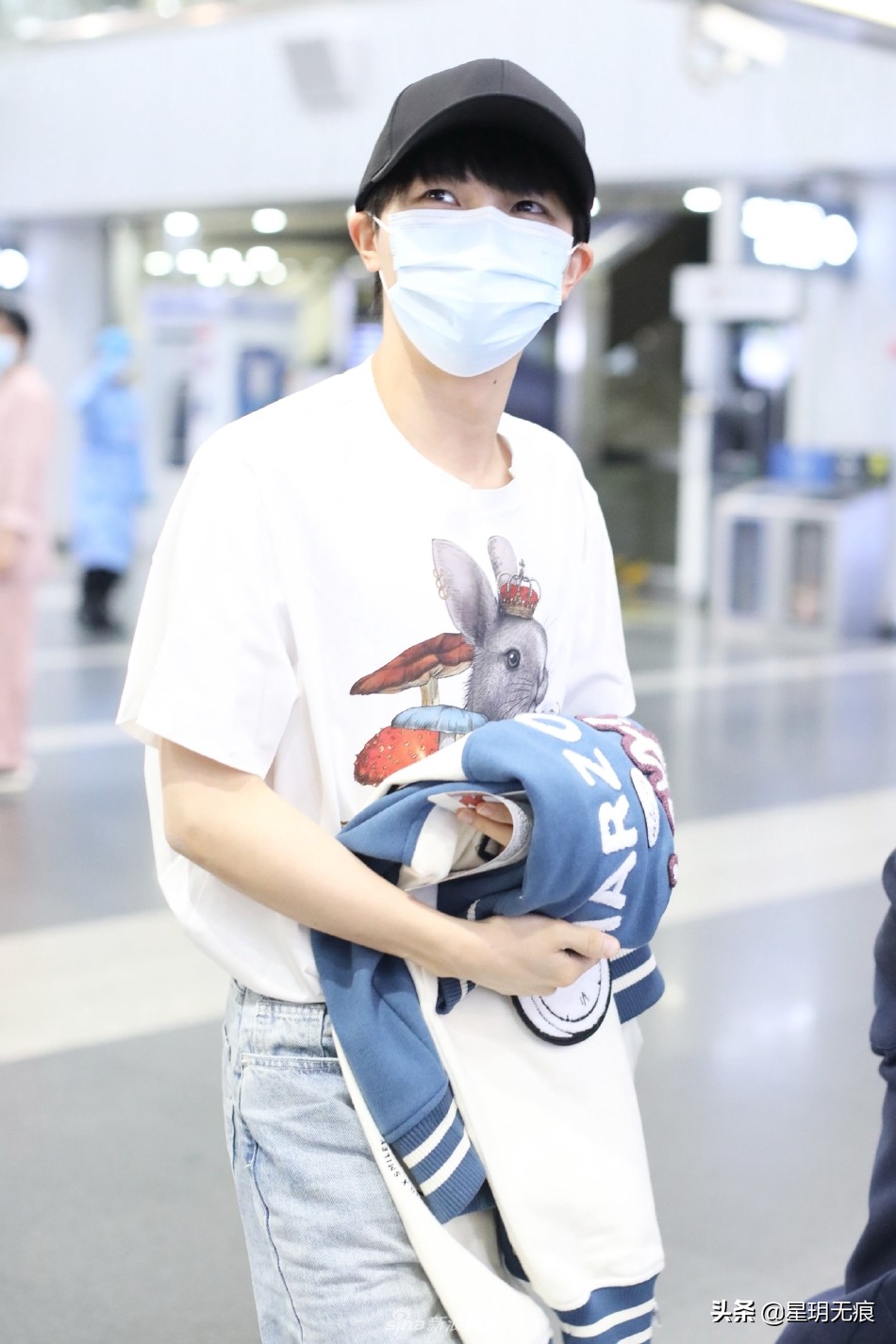 Zhou Shen's white T-shirt and jeans appeared simple and casual, and ...