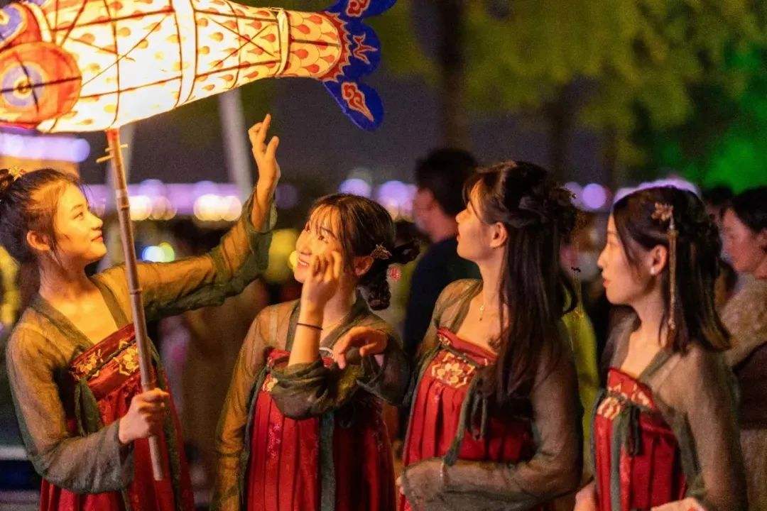 Offering sacrifices to the Moon God, Lord Rabbit, and walking on the ...