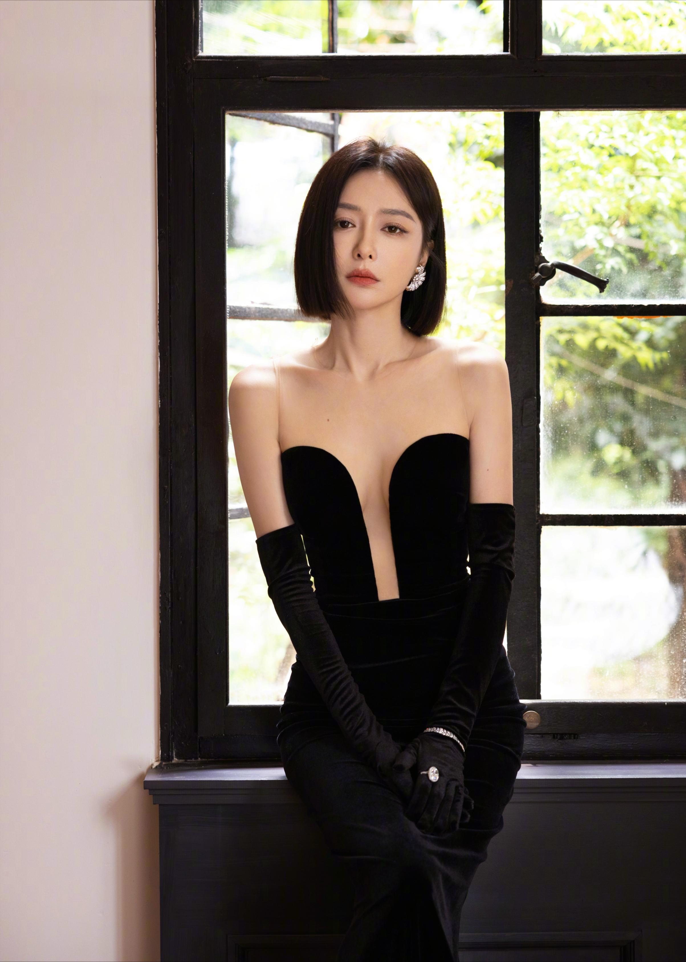 At the event, Qin Lan showed off her figure in a hollow dress, and Zhao Liying regretted to run ...