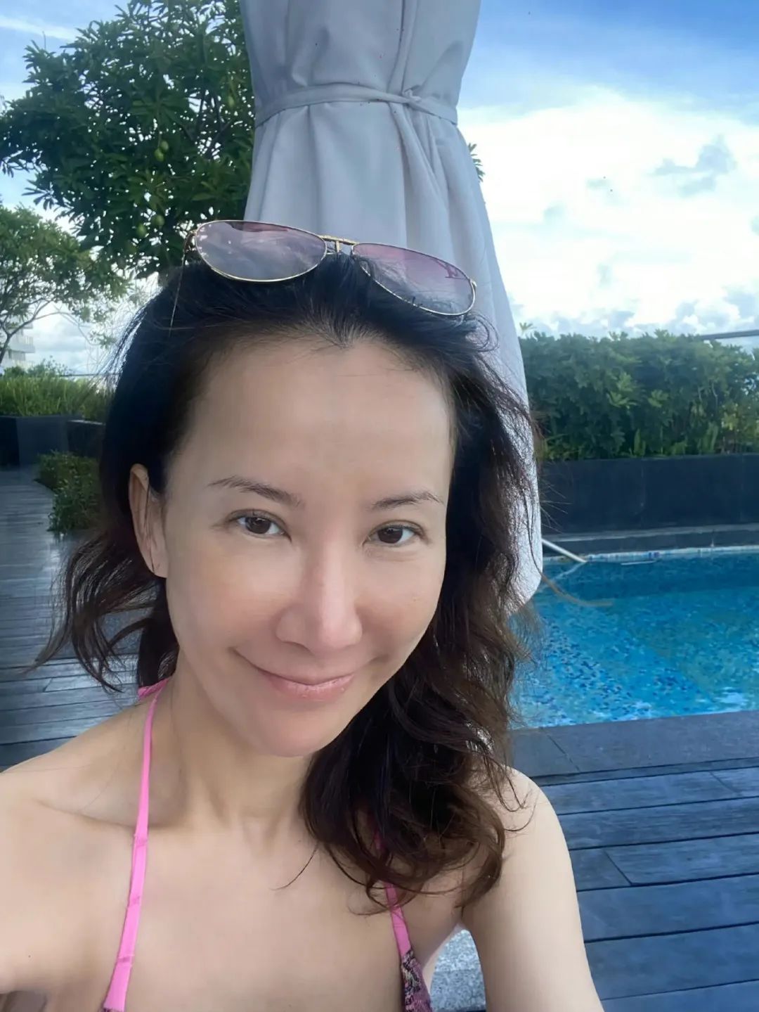 Coco Li won this wave of operations!Taking selfies with a young body ...