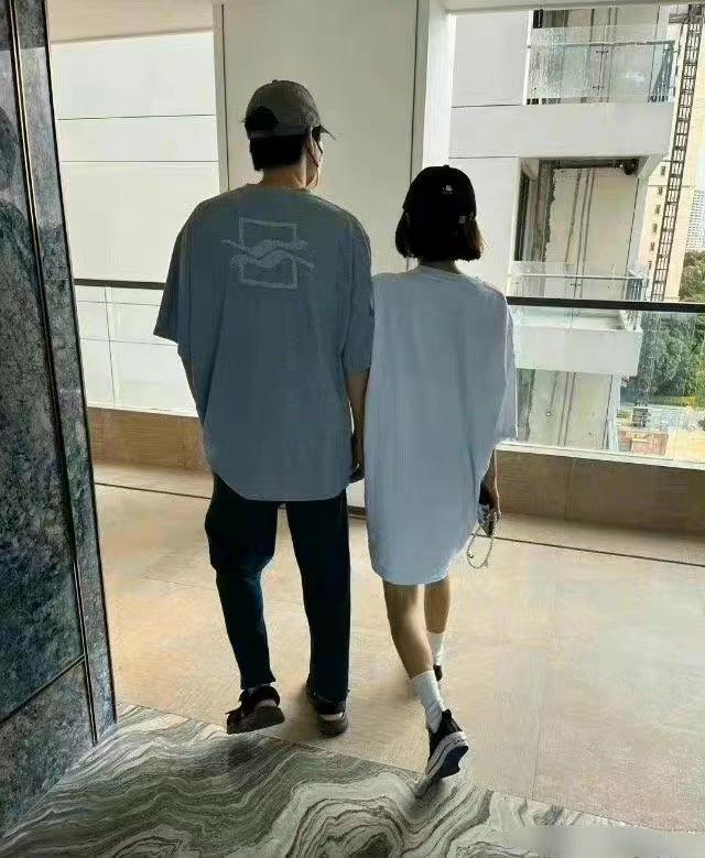 Wei Daxun and Qin Lan walk hand in hand, their relationship is very stable! Netizen: Liu Haoran ...