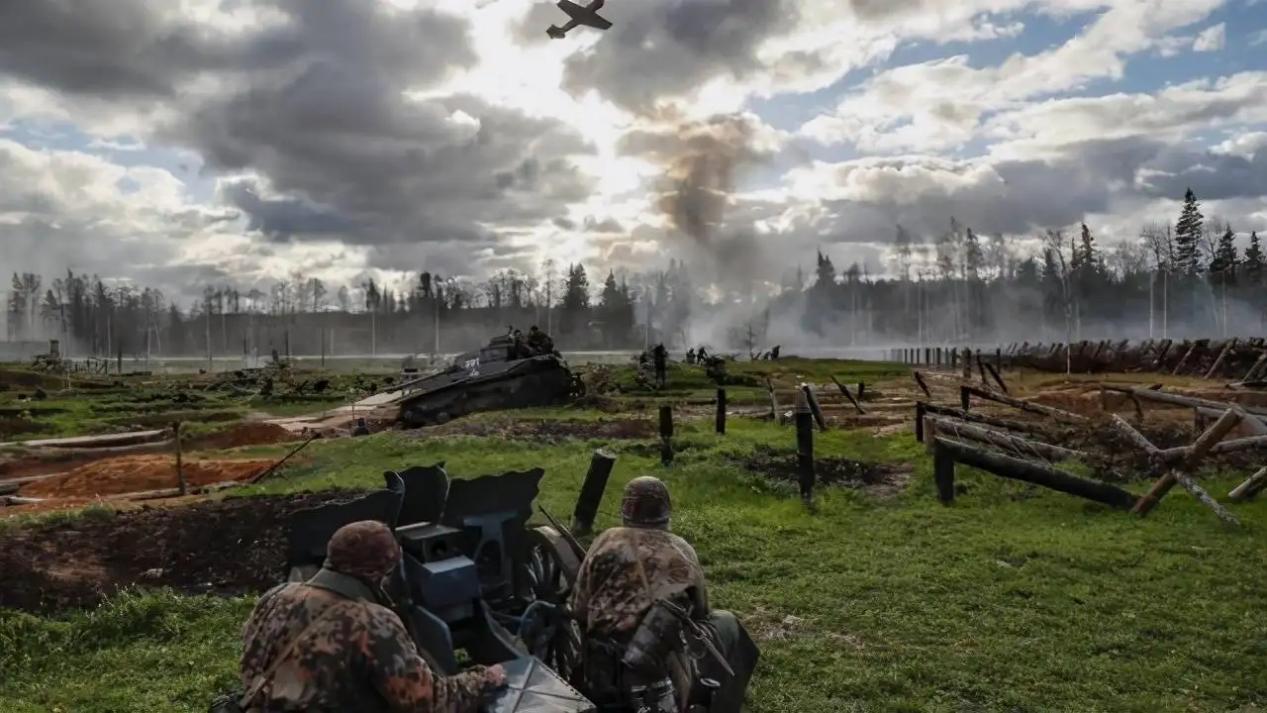 War imminent?NATO soldiers massed to the Russian border on a large ...