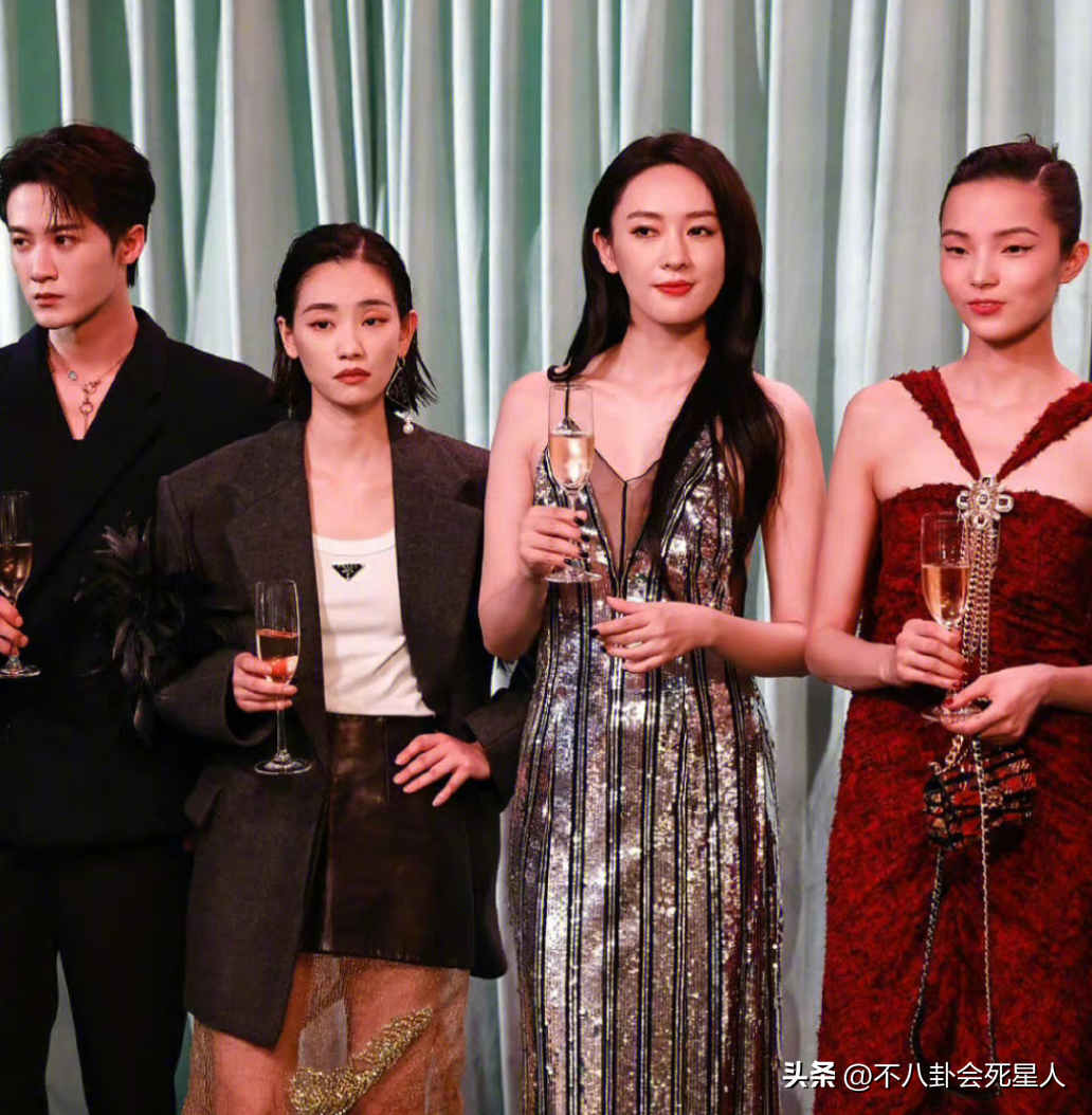 The group photo of celebrities exposed the reality of the entertainment ...