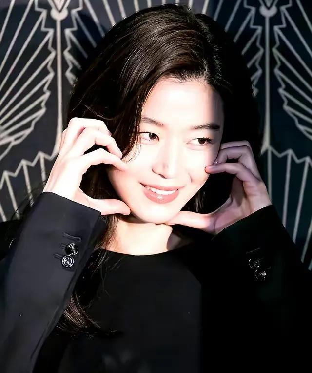 Jeon Ji Hyun attended the event. At 41, she was in full condition. Some ...