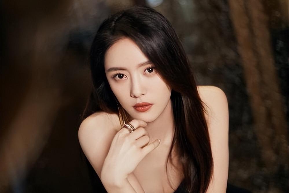 The 32-year-old actress's relationship was exposed, and her boyfriend pinched the flesh on her ...