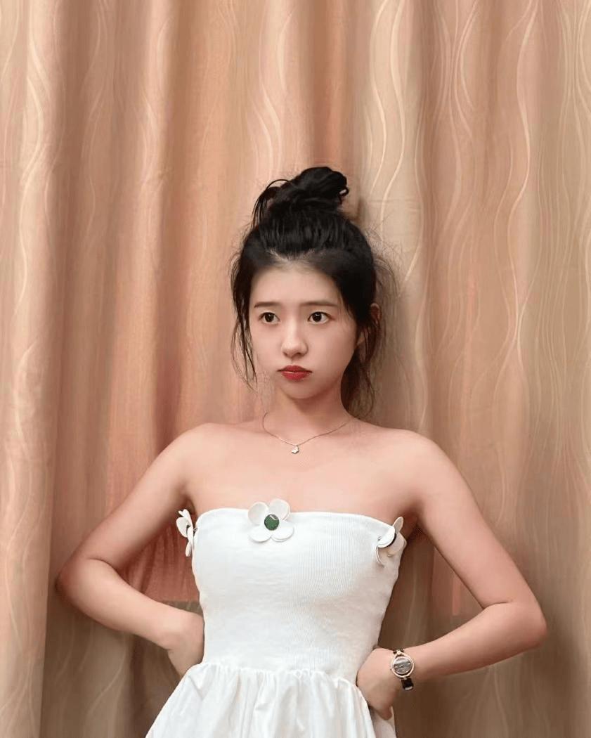 "Sweet girl" He Landou, wearing a white tube top princess dress with ...