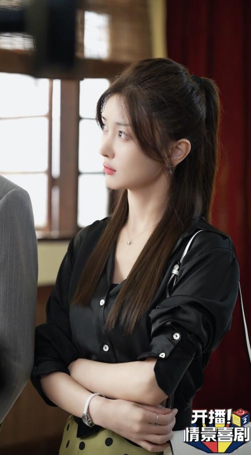 "Sitcom 2" hot shoot Liu Meiqi as interpreter challenges dual ...