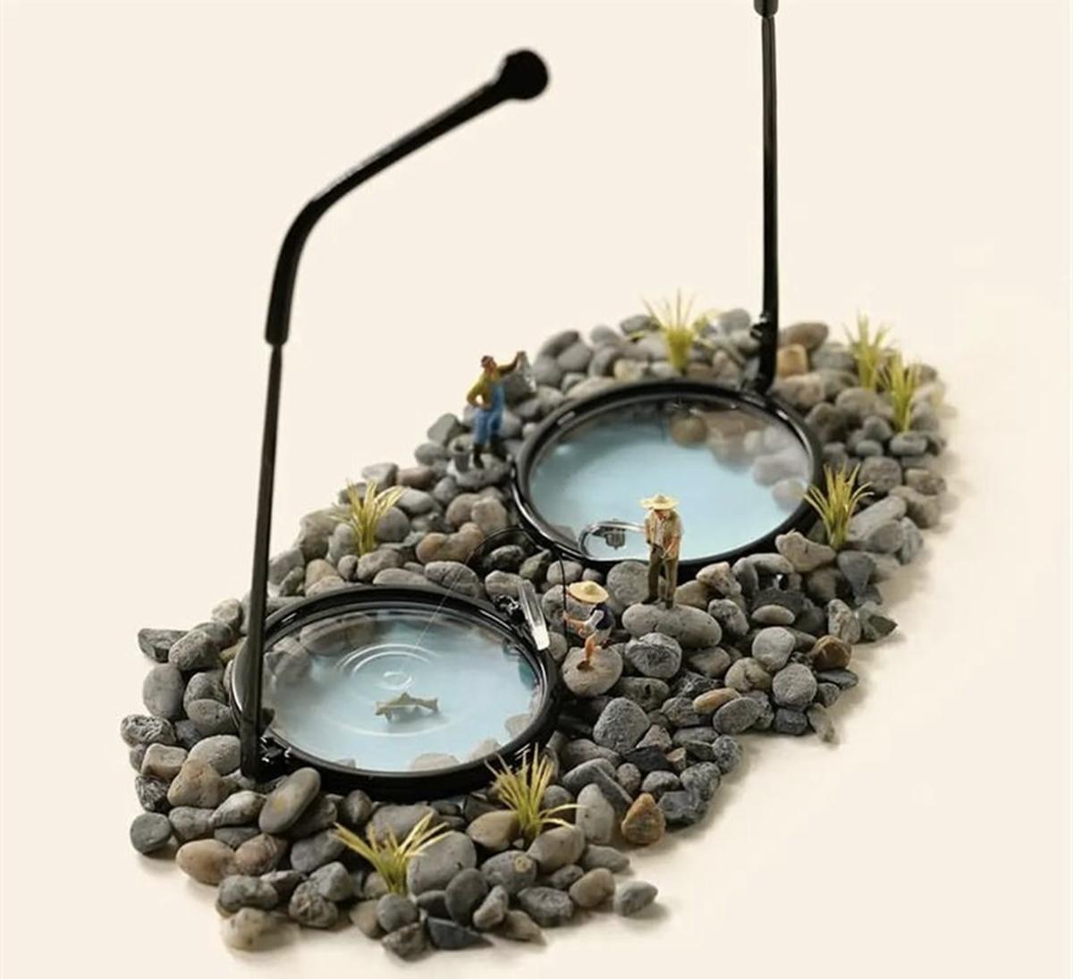 The combination of common objects in life and mini figures, the ...