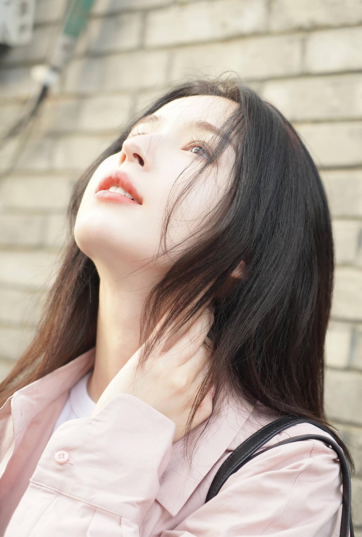 Hani Kezi wears a gray suspender skirt like a girl with a sweet smile ...