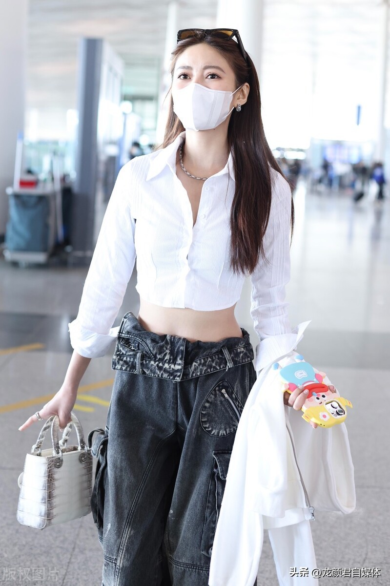 Wu You appeared at Beijing Capital Airport and flew to Changsha to ...