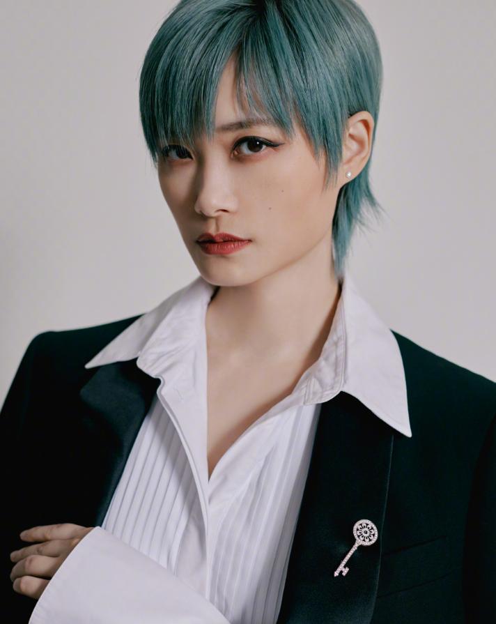 Li Yuchun appeared at the backstage of the Beijing Film Festival ...