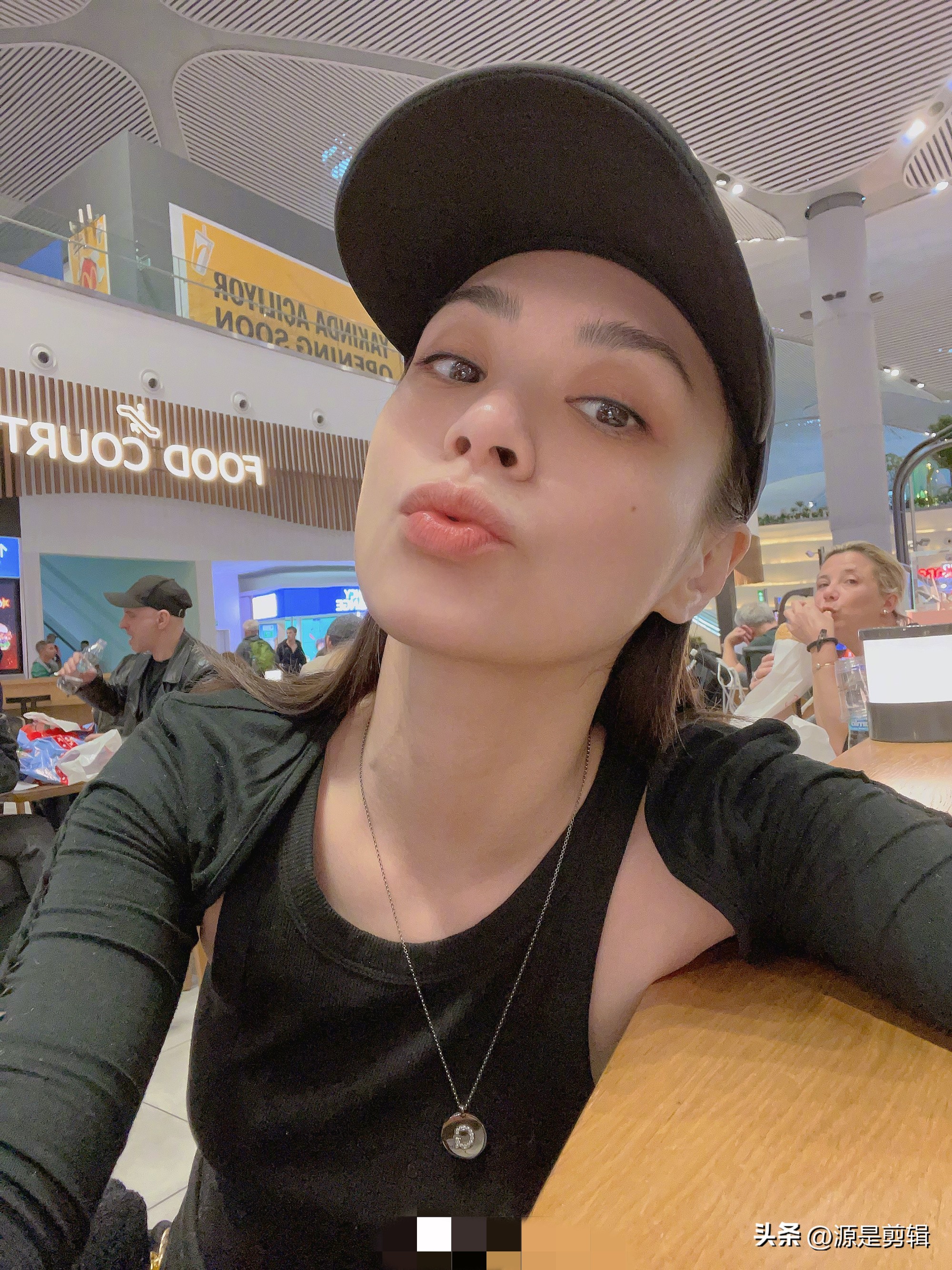 Gillian's playful and cute selfie at the airport - iMedia