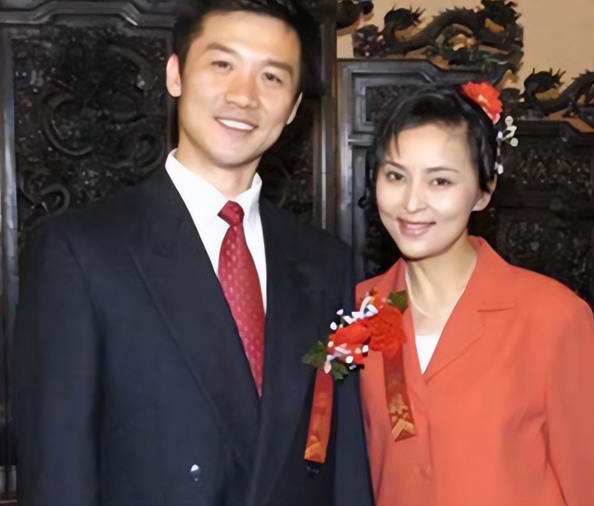 After ending 13 years of marriage with Huang Zhizhong, He Yin remarried ...