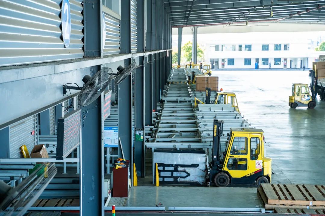 How does traditional logistics transform to modern logistics supply ...