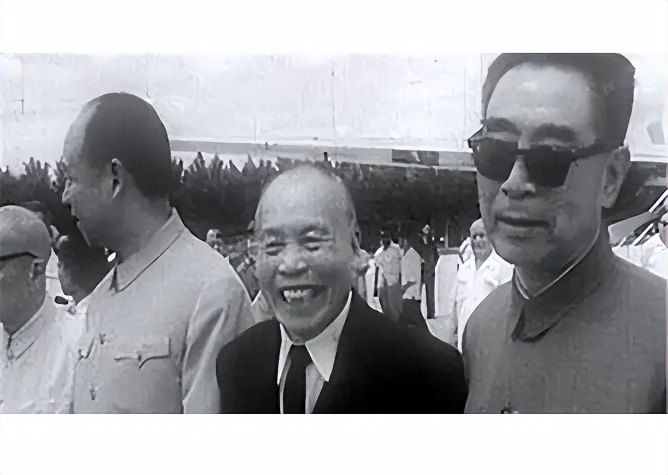 In 1965, when Li Zongren returned to China, there were men in black ...