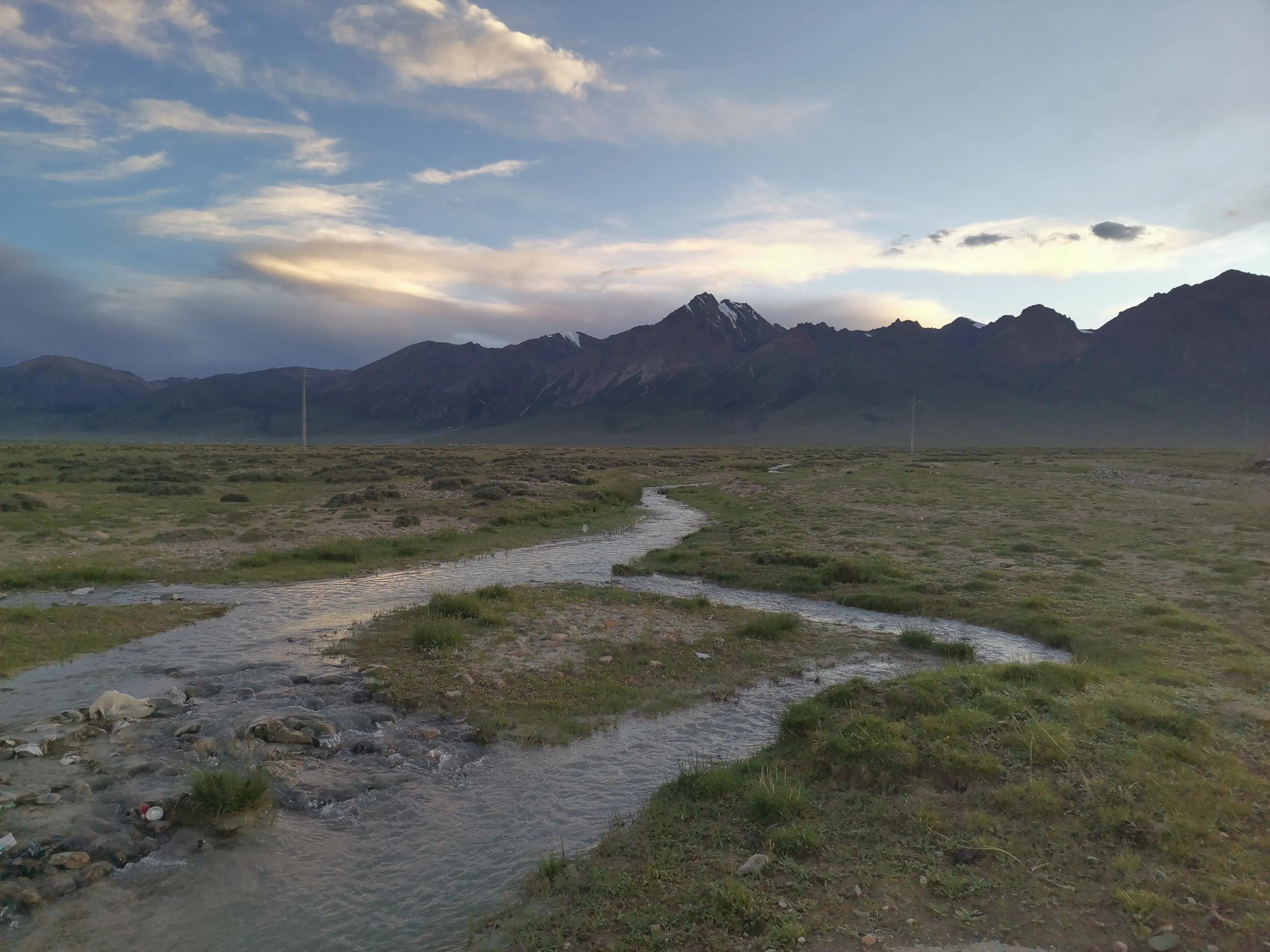The northern Tibetan grassland in August, the nameless lake, the deep ...
