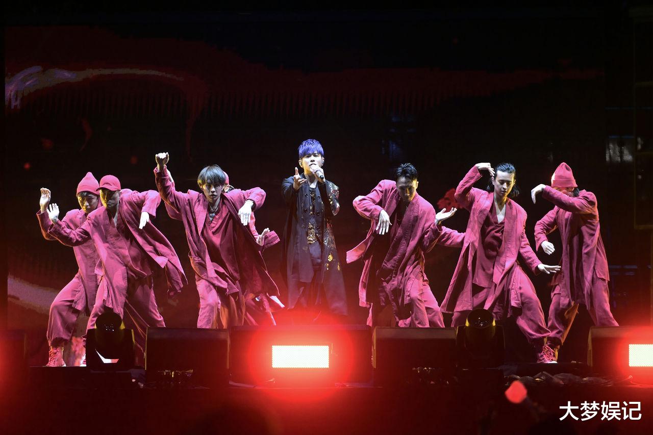 Jay Chou Hong Kong sang "Backstage is full of big coffee flower baskets ...