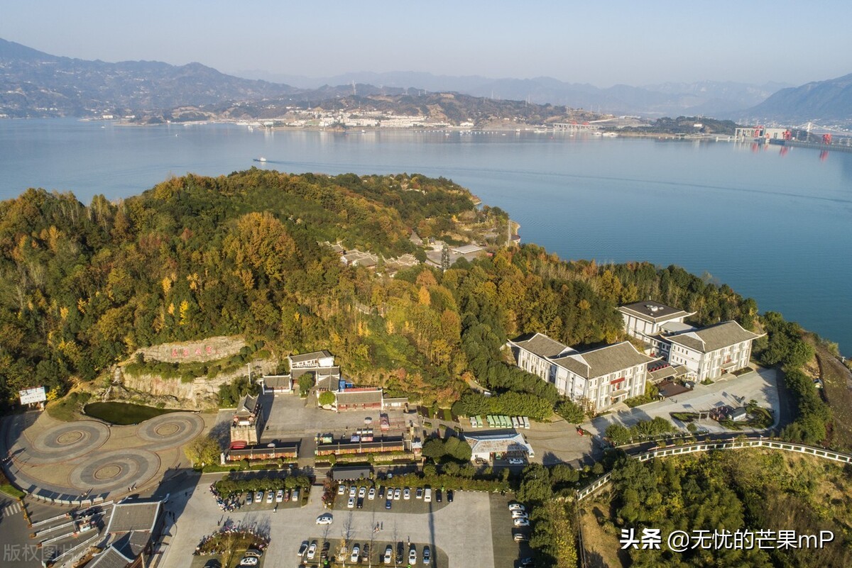 He jumped into the Miluo River holding a stone, leaving only a piece of ...