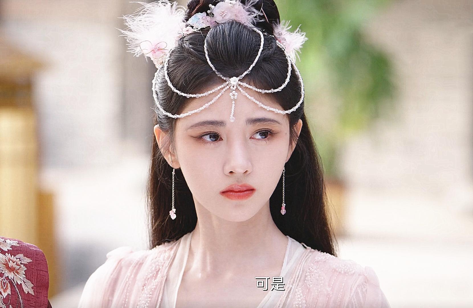 "Hua Rong" Wei Zhi has three husbands, his fiancé Ming Ming, his true love Yan Yue, and the ...