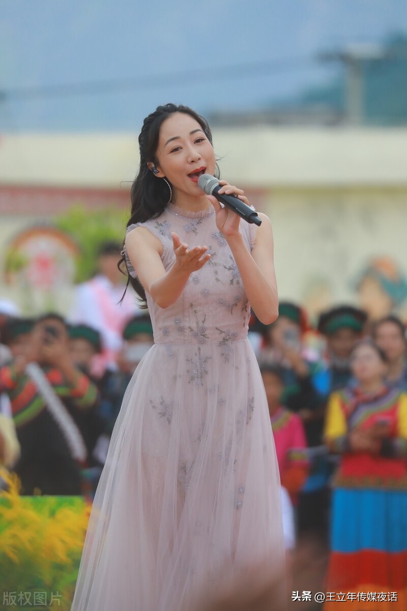 Han Xue walks to the airport: mix and match suits and leather shorts, a ...