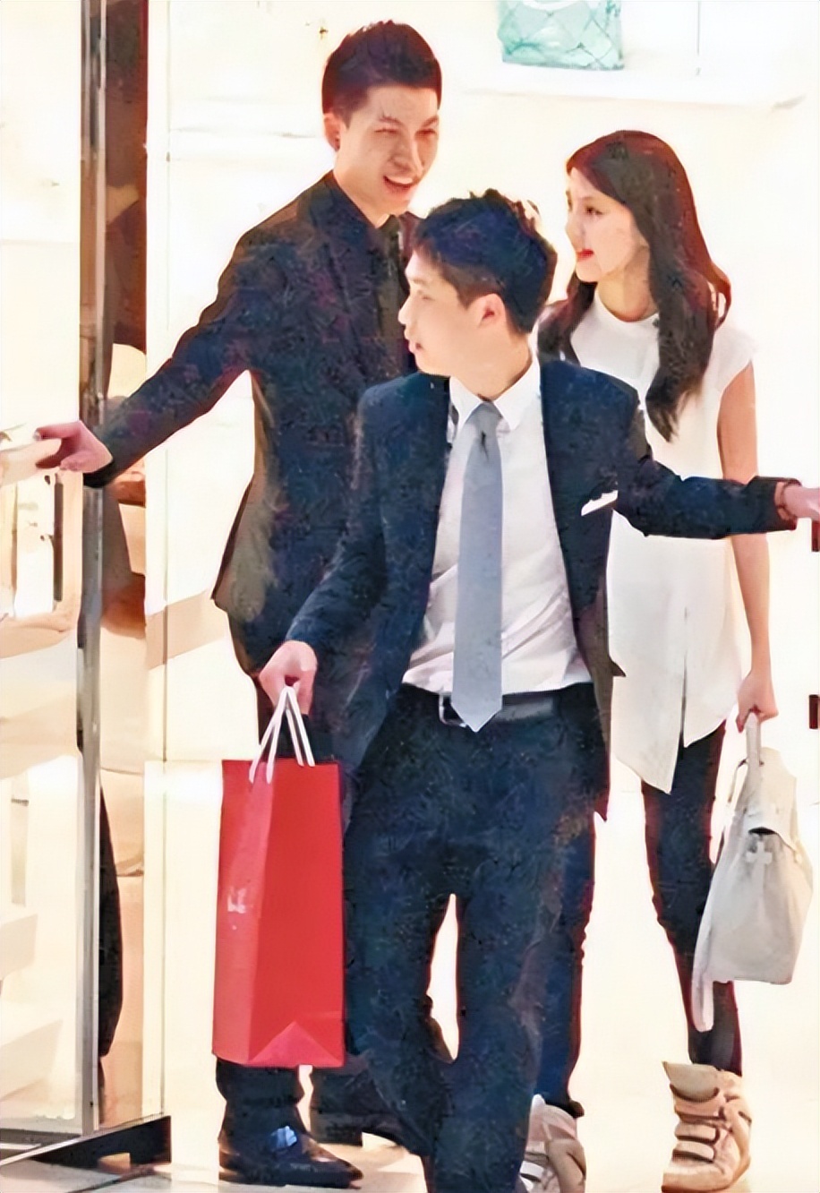 30-year-old Karena Wu: Beside a wealthy boyfriend for 5 years without a ...