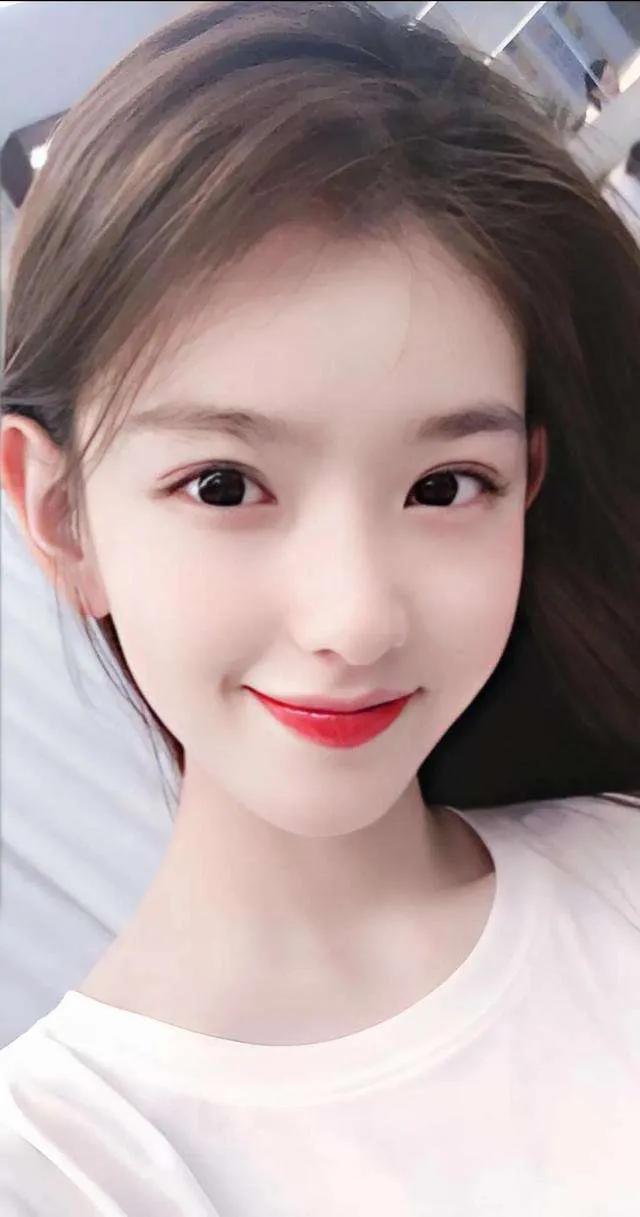 Sun Yining: Charming temperament, amazing appearance - iNEWS