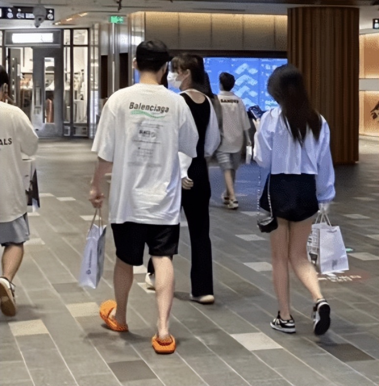 Wang Sicong took eight beauties to eat barbecue scenes, and they made a ...