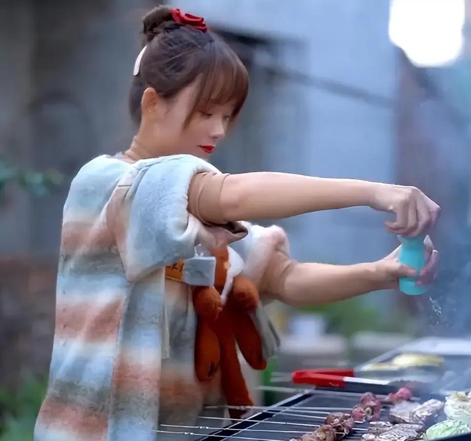 Internet celebrity Yan Su wears a JK skirt to dig vegetables, bends ...