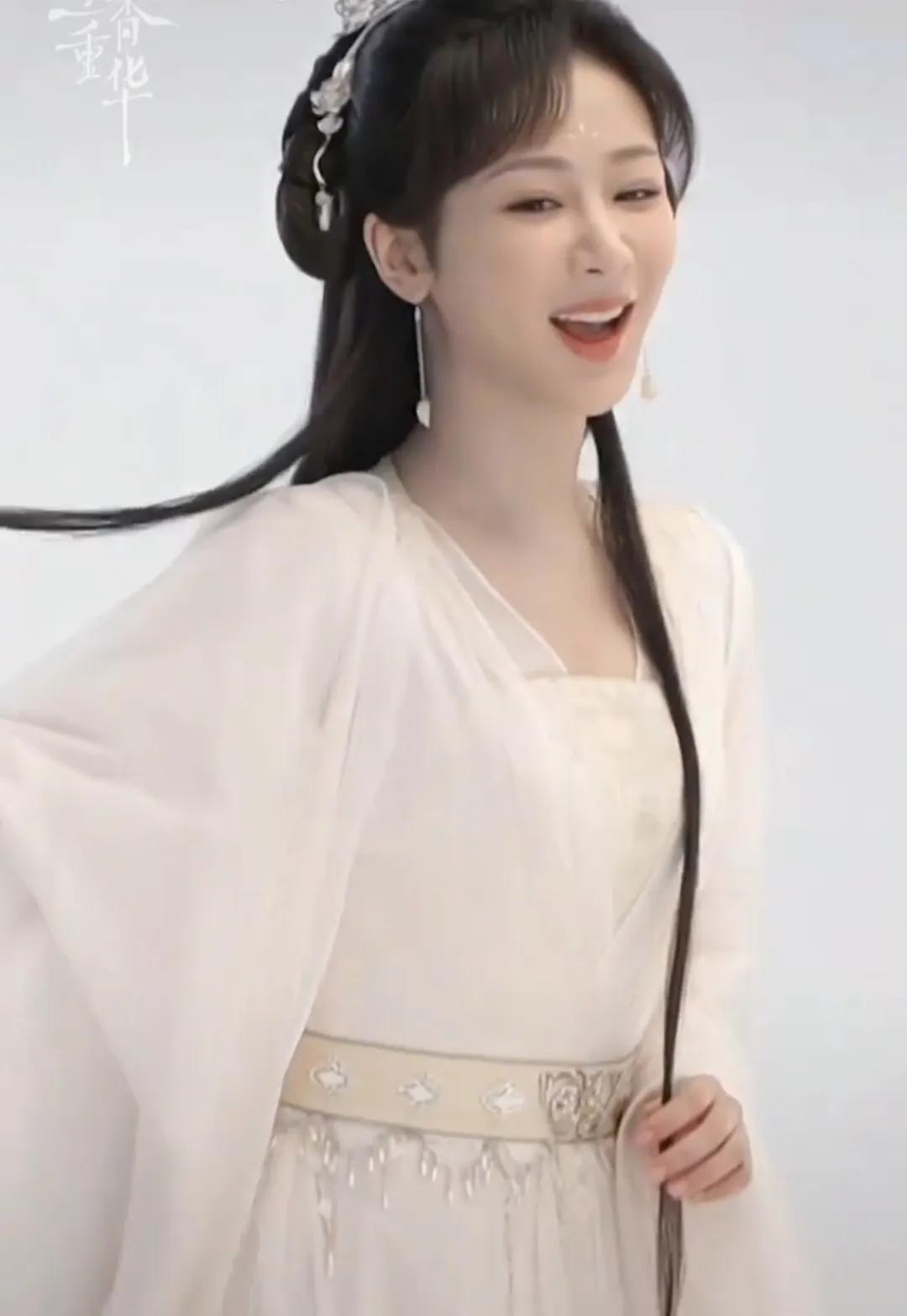 Yang Ziyan's pale costume is so beautiful - iNEWS