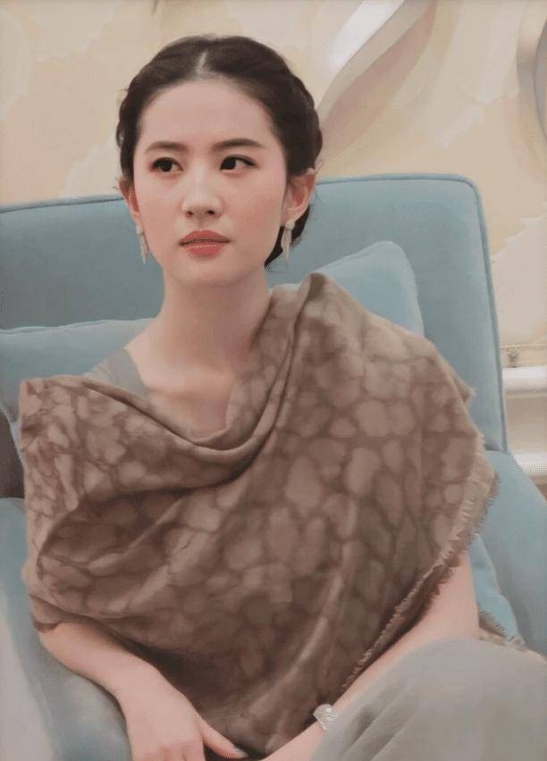 When 32-year-old Liu Yifei bumped into 35-year-old Tang Yan, this was the most tragic scene I ...
