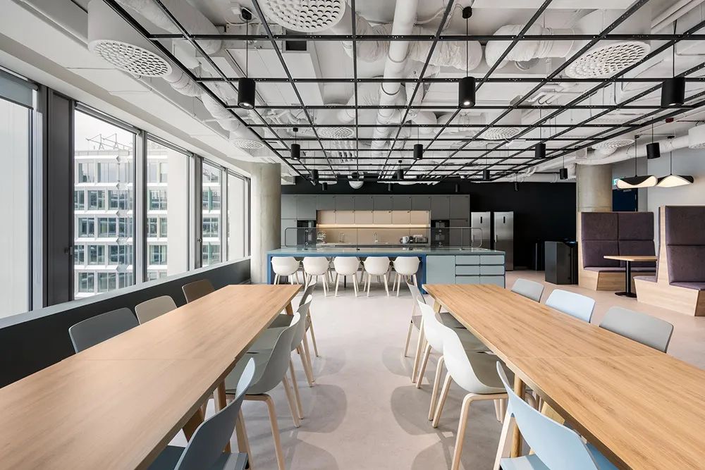 Software giant Oracle Hungary office design appreciation - iNEWS