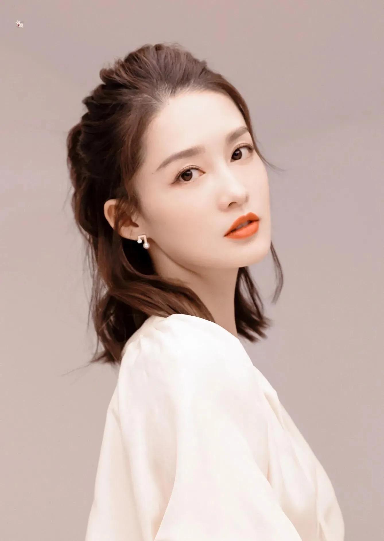 Li Qin's photo album, young, beautiful and lively, why is it not ...