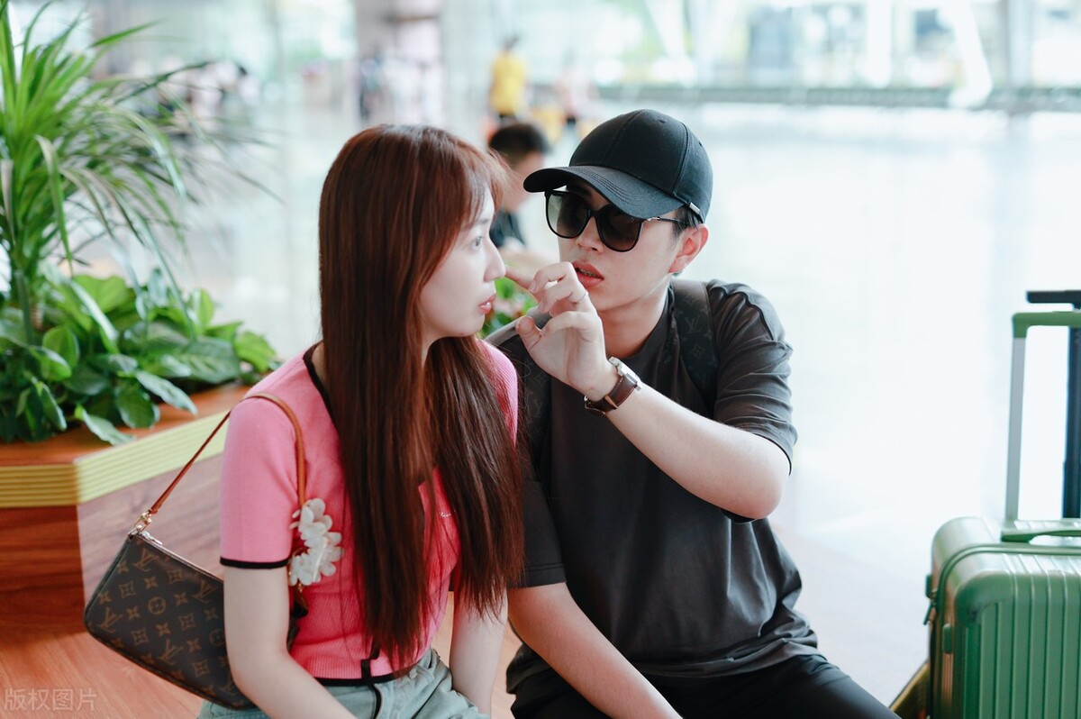 Qin Niu Zhengwei and her husband showed off their affection at the airport, touching their faces ...