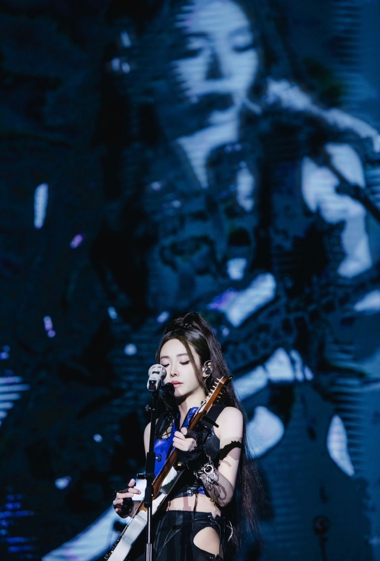 Yu Yan Music Festival stage played rock and roll, wearing hollow ...