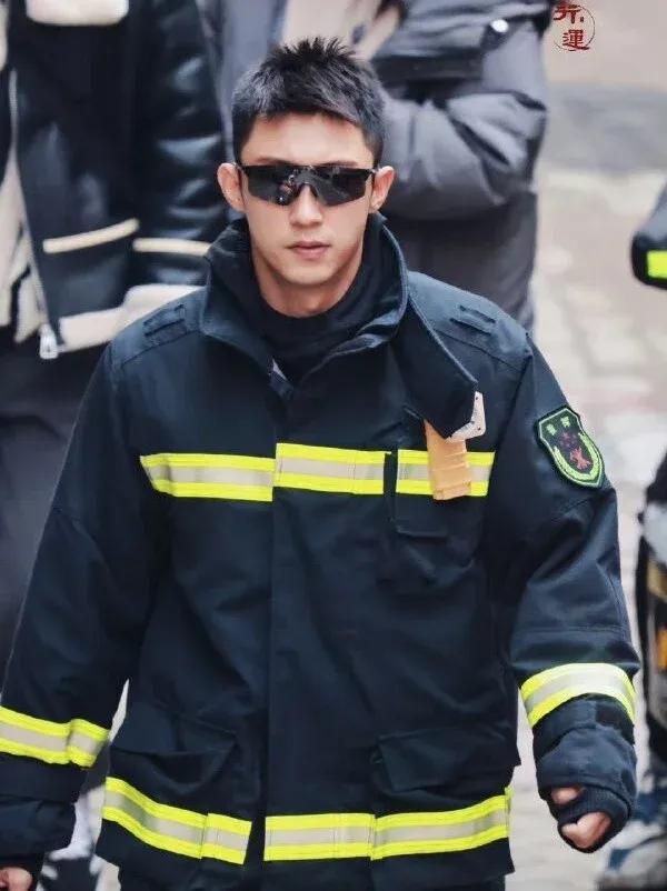 7 male stars play firefighters, who is the most handsome? - iNEWS