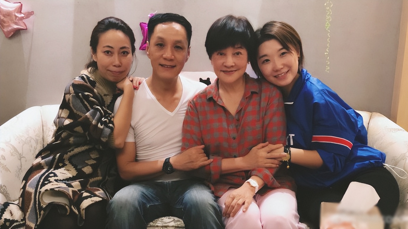 Feng Yuanzheng is old and real, Liang Danni is 8 years older but tender like a big girl, 60 ...