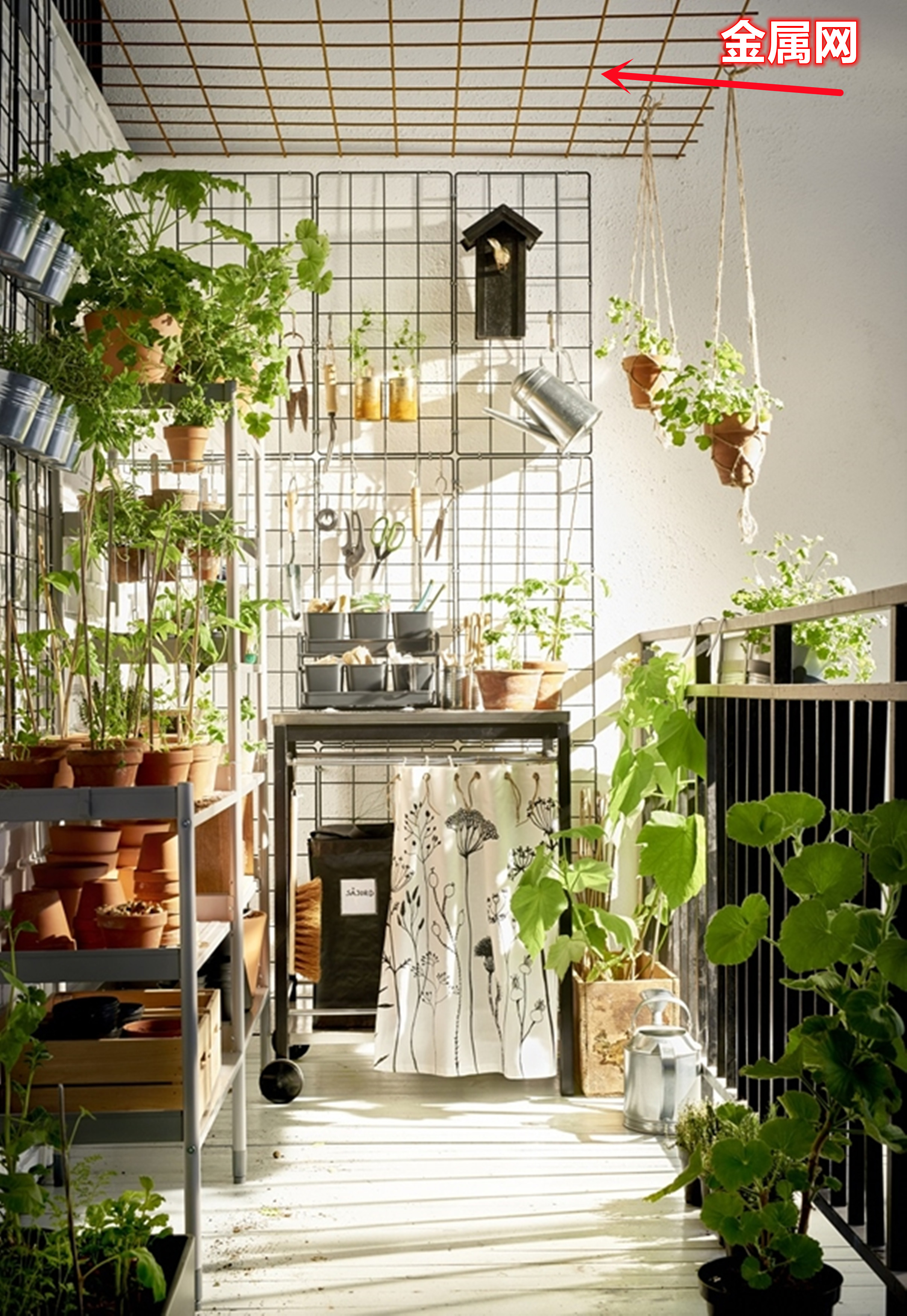 Relying on a metal mesh, the balcony is installed from the wall to the ...
