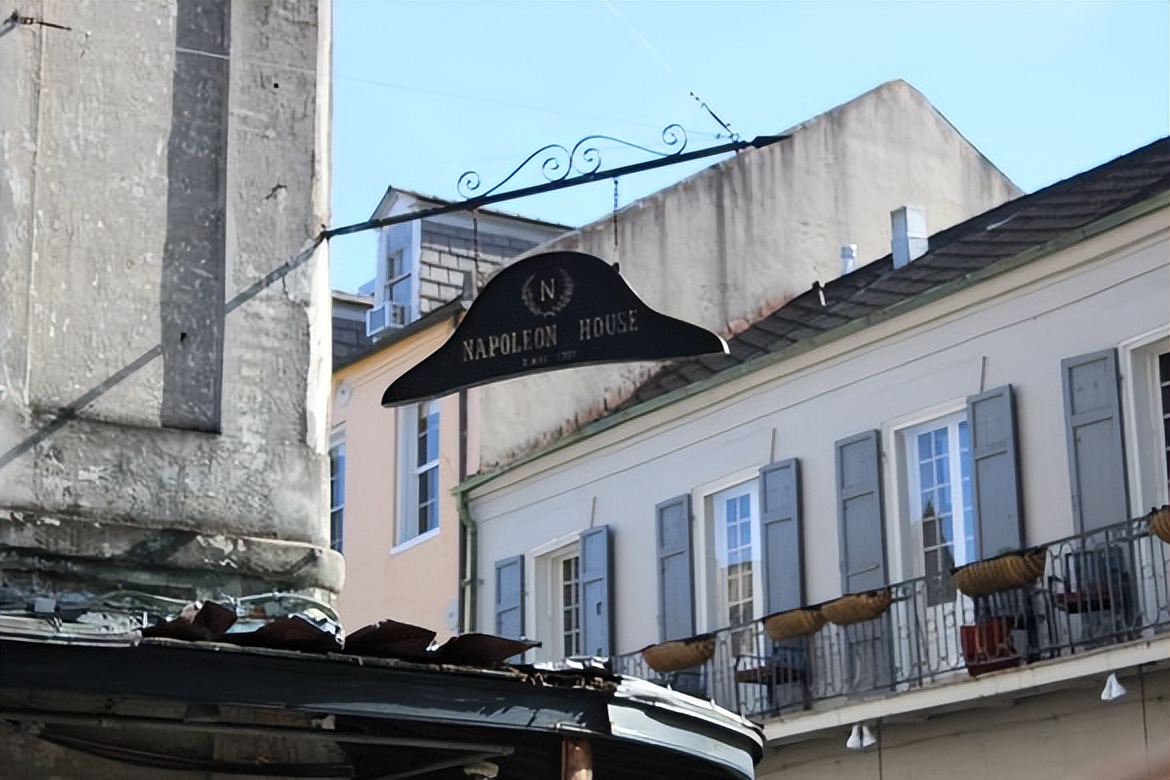 Nicolas Cage's Pyramid Tomb (St. Louis) - iNEWS