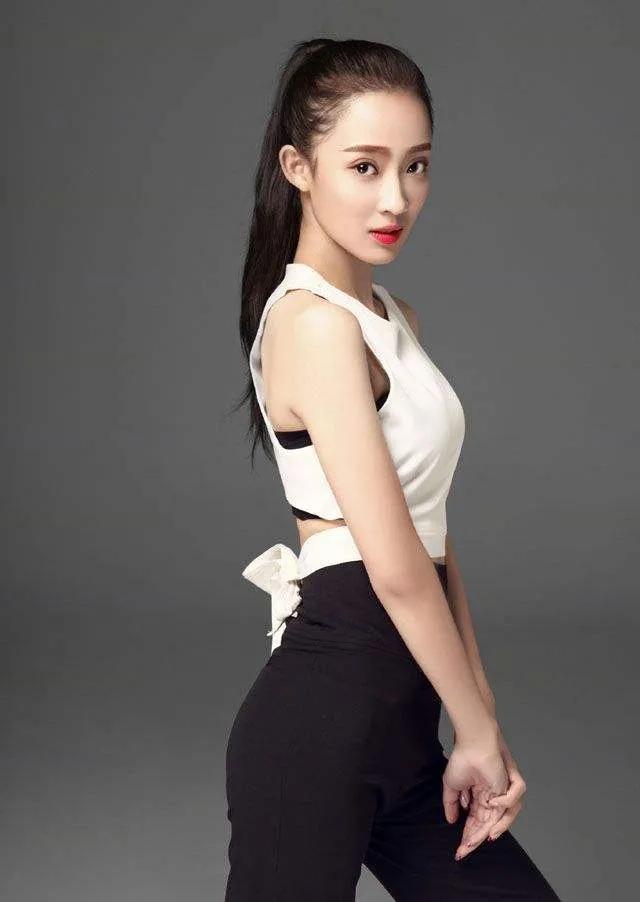 Sun Jiayu's elegant photo exposure is exquisite and gentle, showing the charming oriental beauty ...