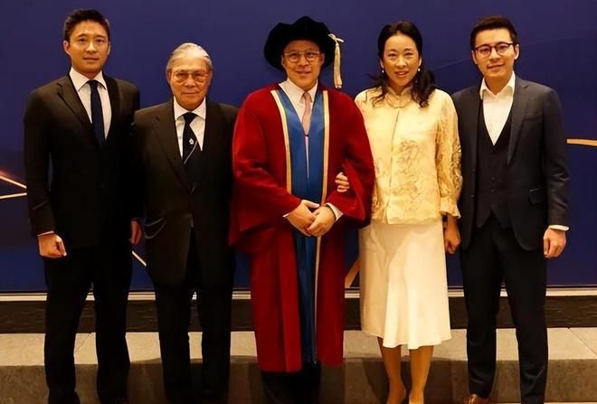 Lingling Zhu accompanied Fok Qigang to receive the award, and wore an ...