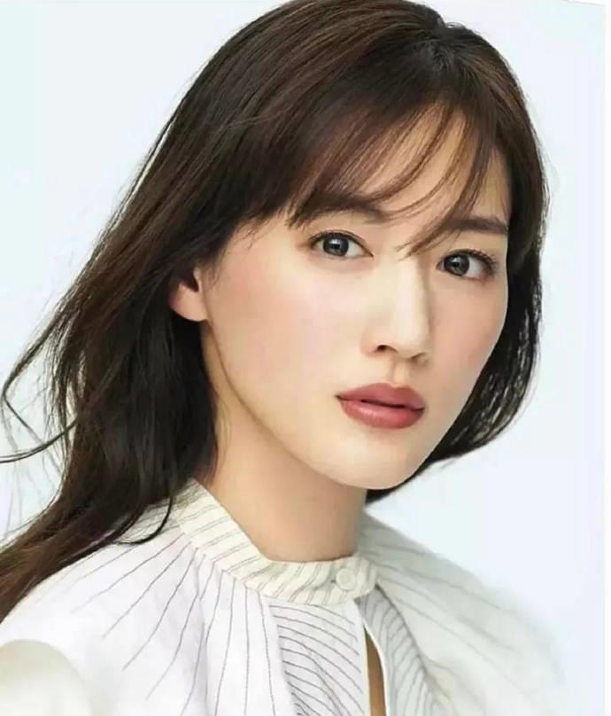 The original calendar photo of Japanese actress Haruka Ayase is so ...