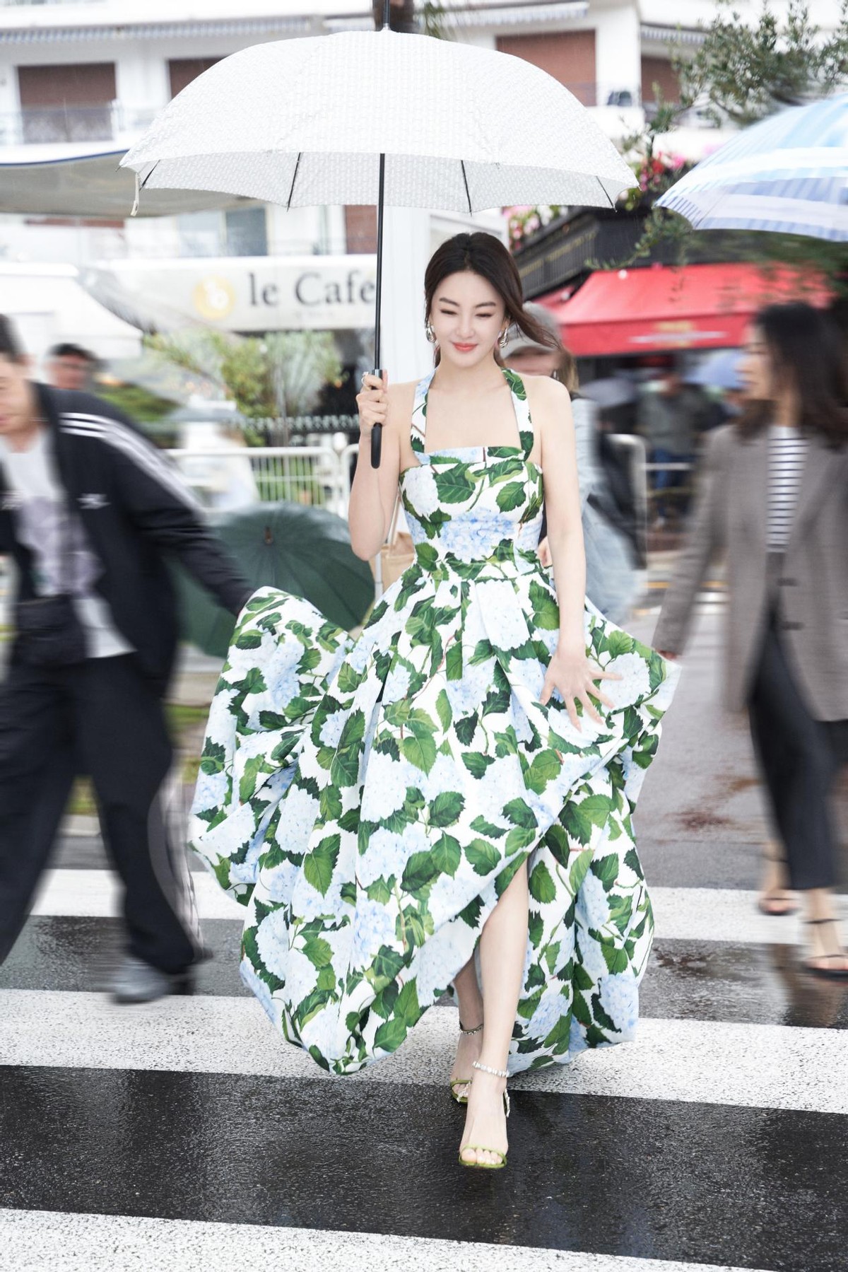 This time I won! Zhang Yuqi's Cannes red carpet style was rated as the ...