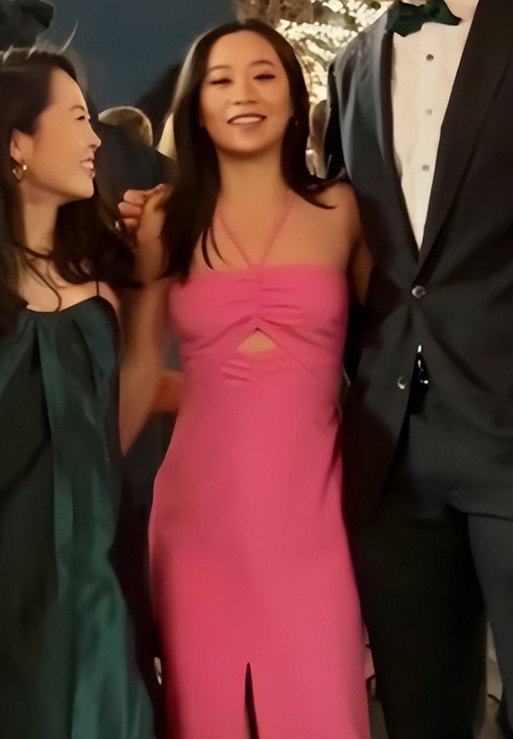 Jet Li's youngest daughter lives comfortably abroad!Hugging a tall ...