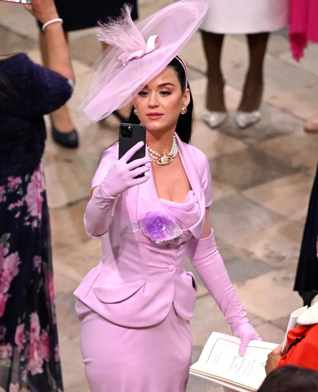 Katy Perry cheers on British king's coronation - iNEWS