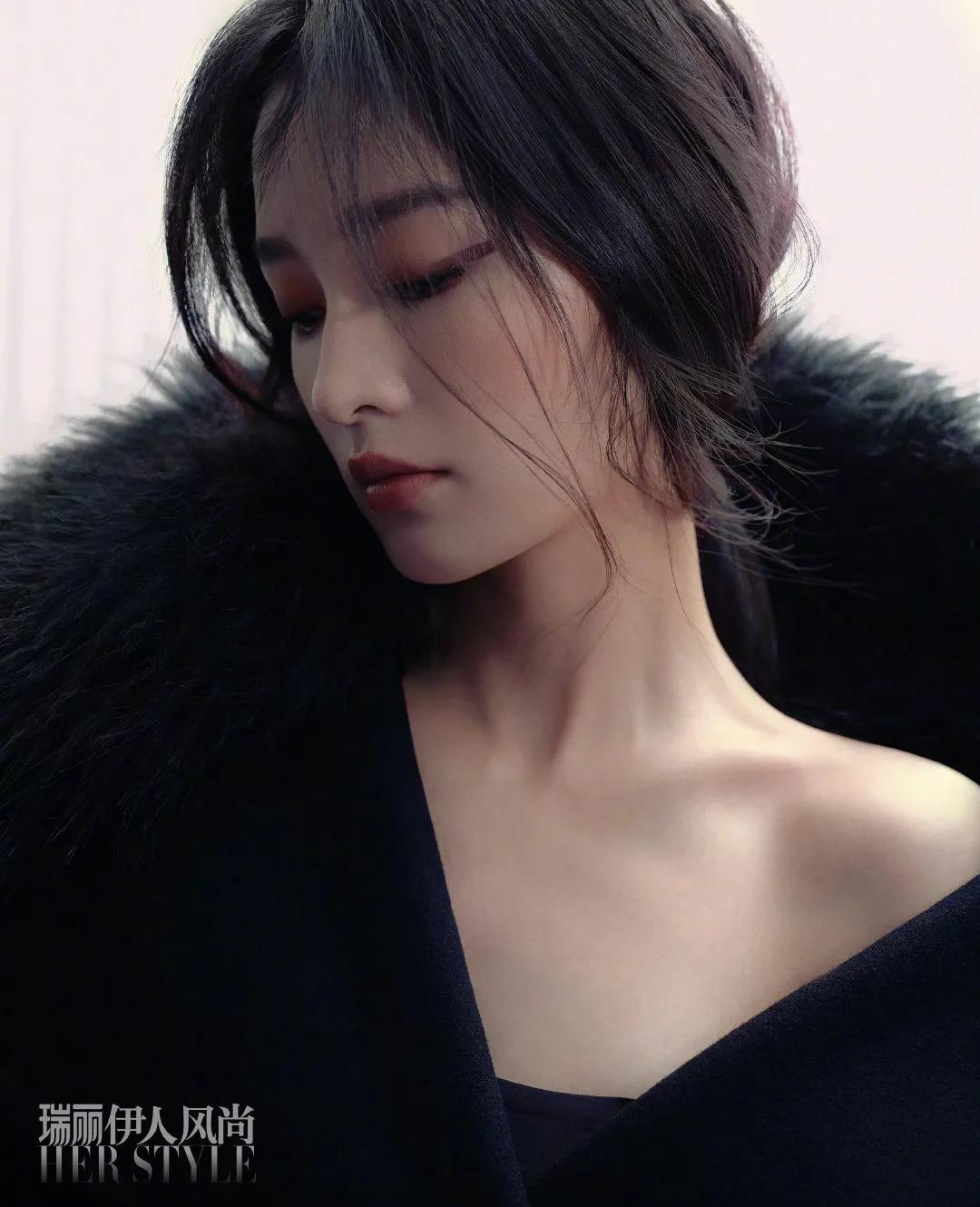 Li Qinruili's cover is clavicle killing, dressed in black, mysterious ...