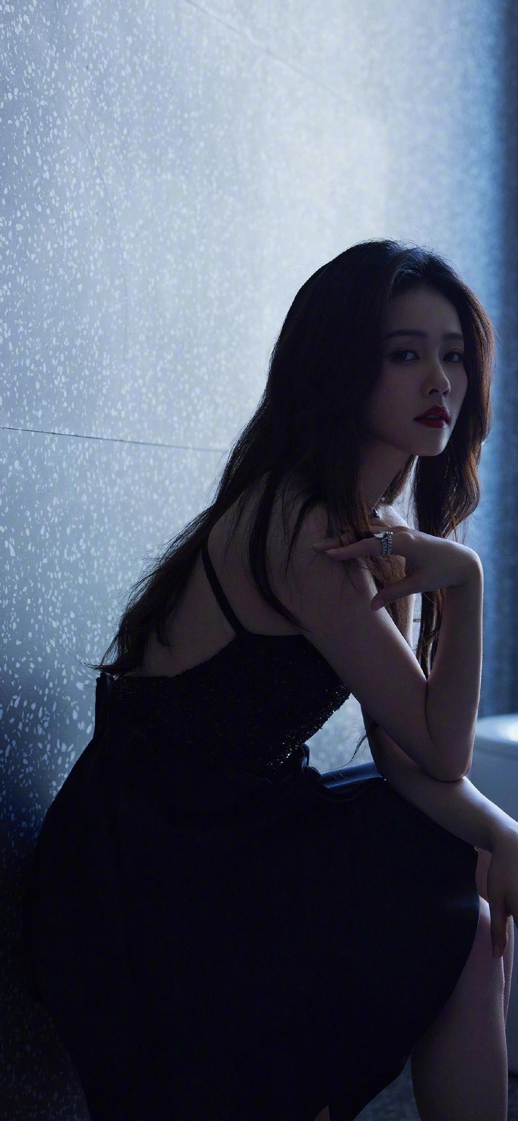 A set of beautiful girl white deer lock screen wallpaper - iNEWS