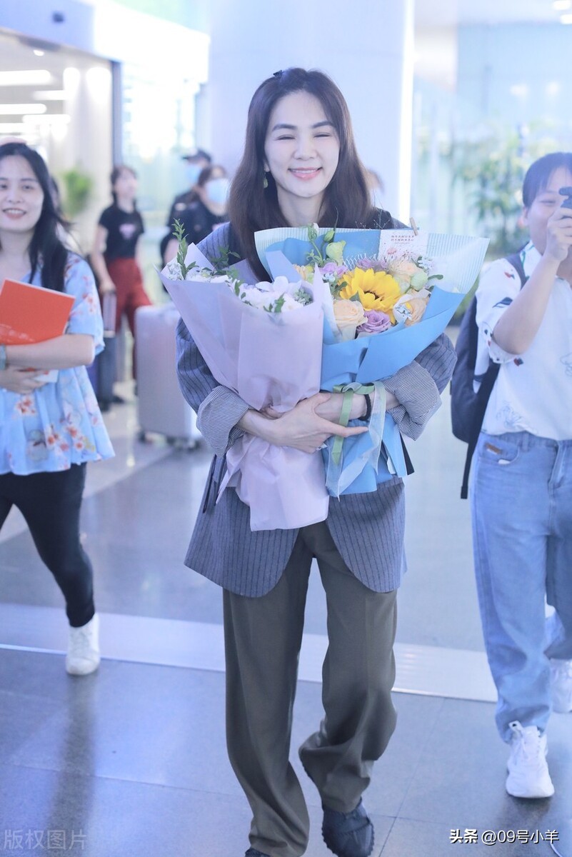 Ella Chen Jiahua Appears at Changsha Airport and Will Record "Sisters ...